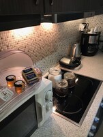 Apartamento Deluxe, 1 quarto | Cozinha privada | Um frigorífico/congelador grande, um micro-ondas, um forno 