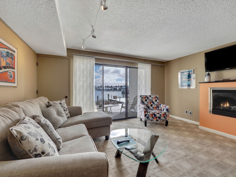 109 Ewi | Downtown Charlevoix | Pool, Hot Tub, Sauna | Sleeps 4 - Charlevoix, MI