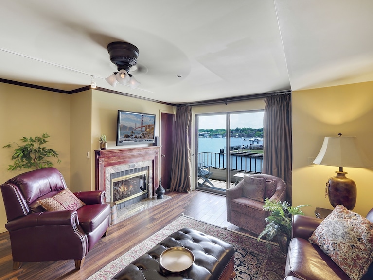 On Gorgeous Lake Charlevoix | Downtown Charlevoix | Pool, Hot Tub, Sauna - Charlevoix, MI