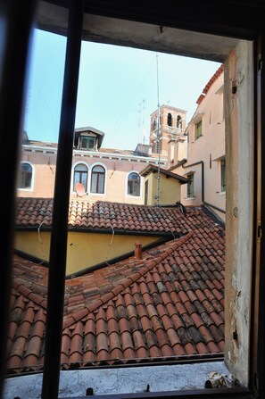 Bright apartment in the heart of the historic center 3 minutes from St ...