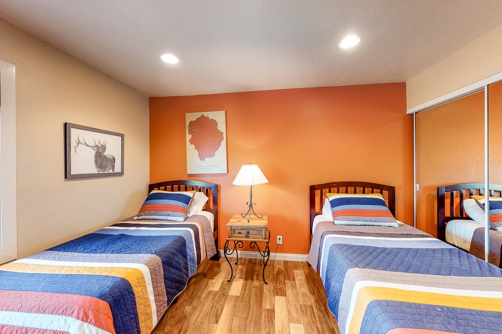 Beautiful And Comfortable Vacation Retreat W/private W/d, Shared Pool/hot Tub - Mammoth Lakes, CA