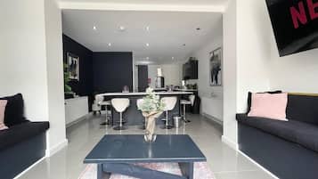 Apartamento conforto, banheiro privativo (Westminster) | Lounge