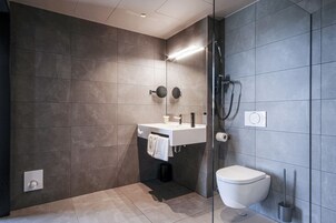Chuveiro, secador de cabelo, piso aquecido, toalhas de banho