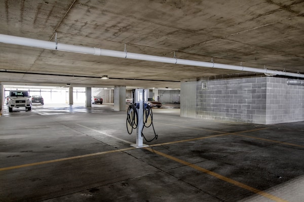 Luxurious 1br Apt In Dt With Infinite-edge Pool, Sauna & Golf Simulator - Wichita, KS