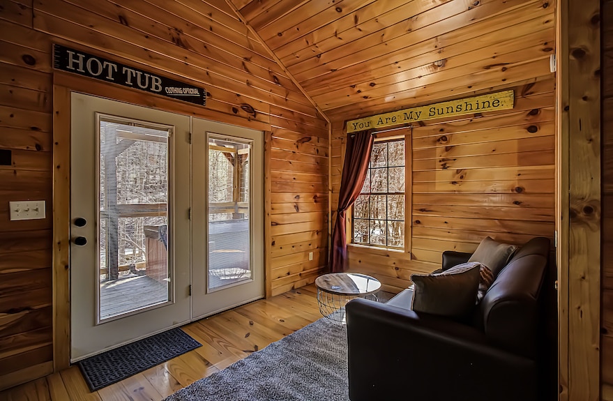 Romantic, Cozy & Beautiful Getaway Cabin, Hot Tub & Close To Parkway! - Pigeon Forge, TN
