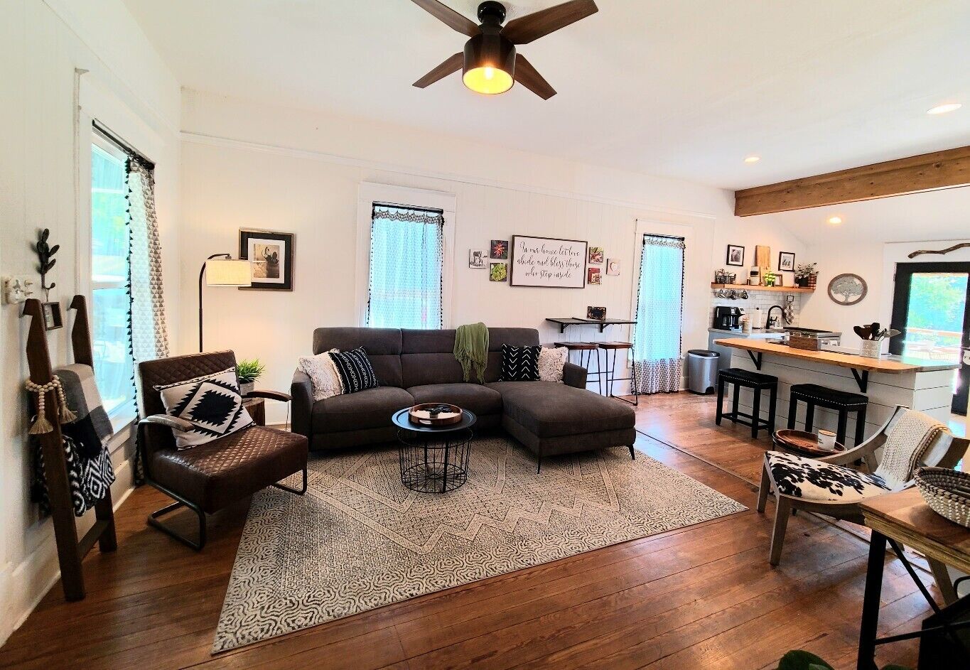 Remodeled Modern Farmhouse On Acreage Near All Area Attractions - Glen Rose, TX