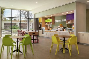 Café da manhã com buffet grátis todos os dias