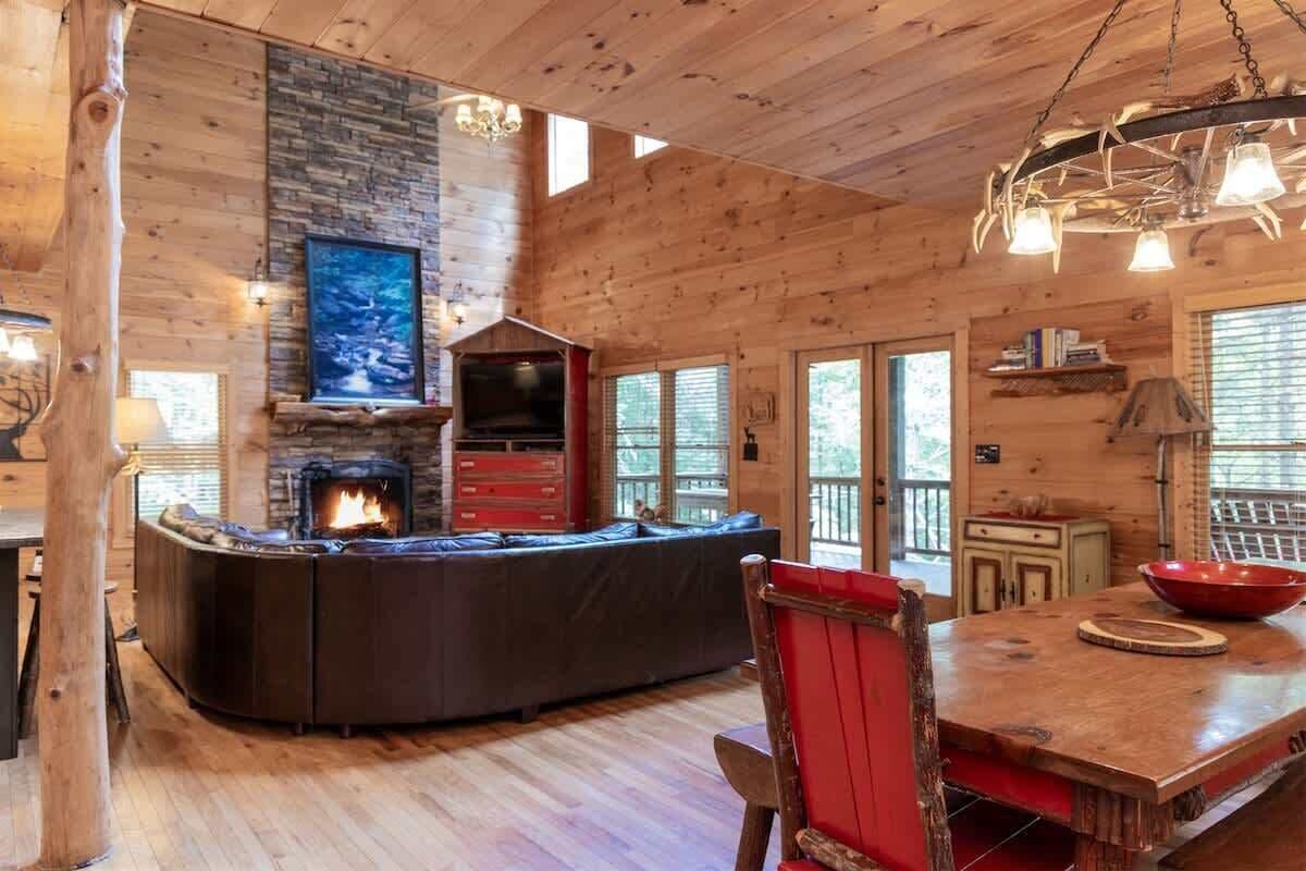 Family Perfect With Pool Table, Fire Pit, Hot Tub - Georgia