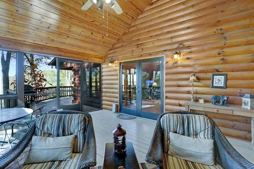 Spacious Romantic Escape W/ Spa, Grand Fire Pit - Blue Ridge Lake, GA