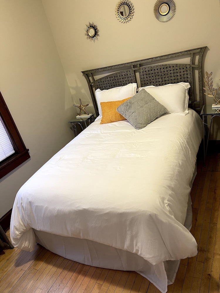 Cozy 4 Bedroom On Popular Historic Brady St - Milwaukee, WI