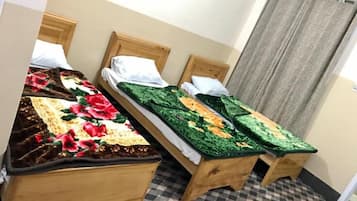 Quarto triplo luxo | Cortinas blackout, ferros/tábuas de passar roupa, Wi-Fi de cortesia