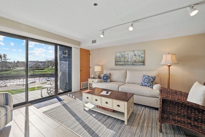 117c Edgewater Inn Condo| Waterfront Access| Pool, Hot Tub, Sauna | Sleeps 4 - Charlevoix, MI