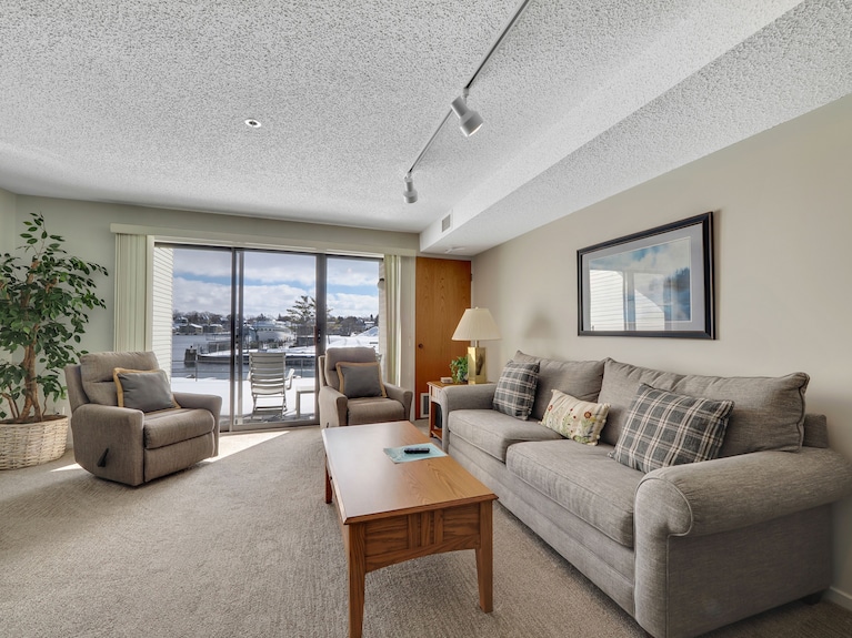 Beautiful Charlevoix Condo #118d At Edgewater Inn | Pool, Hot Tub, Sauna - Fisherman's Island State Park, Charlevoix