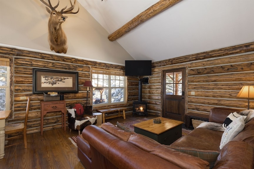 Relax & Adventure! True Ski-in/ski-out, Cozy Cowboy Heaven Cabin, Hot Tub, Views - Big Sky, MT