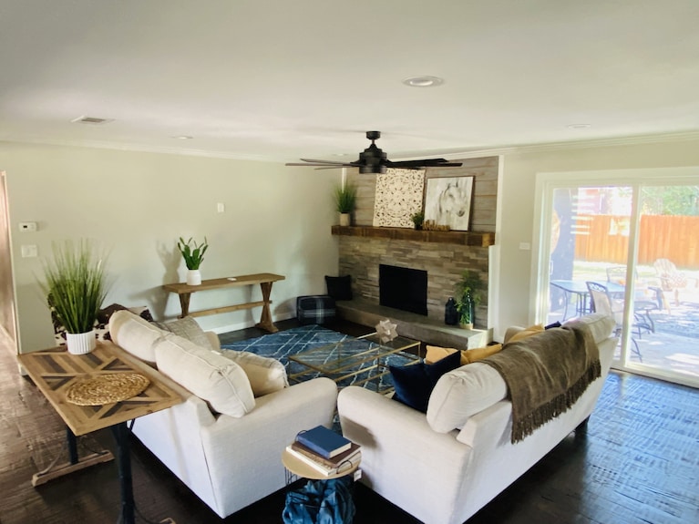 The Corner House- 5 Bed/4bath Home In Dallas/dfw! - Dallas, TX