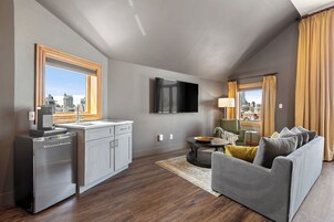 Suíte estúdio exclusiva, 1 cama King e sofá-cama, sacada, vista para a cidade | Área de estar | Smart TV 50 polegadas com canais digitais, Netflix, Hulu