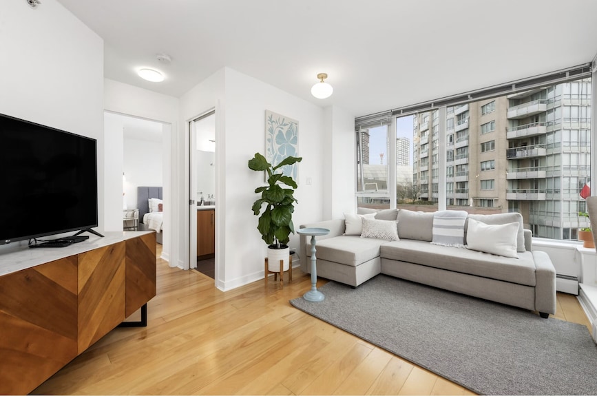 Beautiful 1 Bedroom Apartament With Hot-tube, Pool And Gym In The Heart Of City - North Vancouver