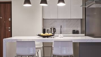 Apartamento superluxo | Cozinha privada | Geladeira, cooktop, cadeirão de bebê