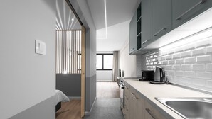 Uma cozinha moderna com uma pia de aço inoxidável, uma cafeteira e uma janela com persianas.