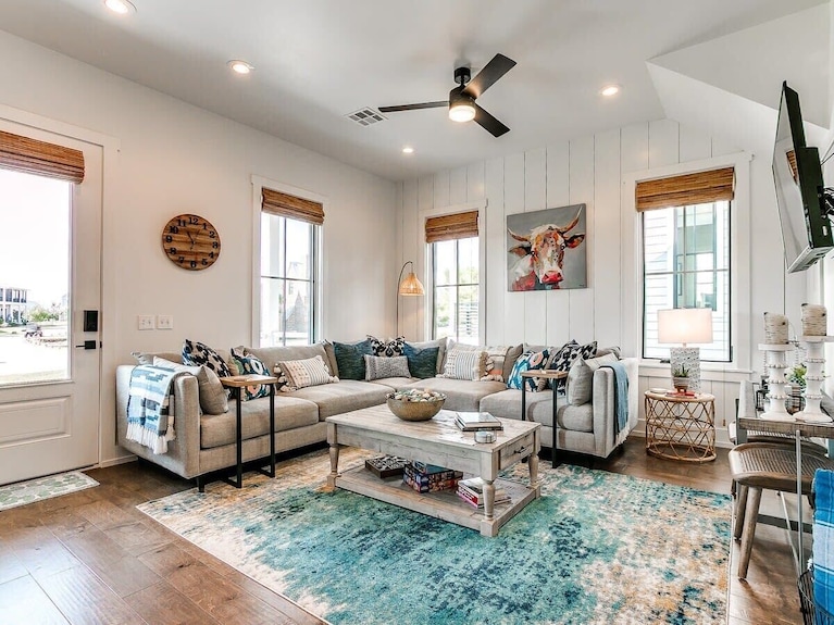 Golf Cart Included + Enclosed Turf Yard - Carlton Landing