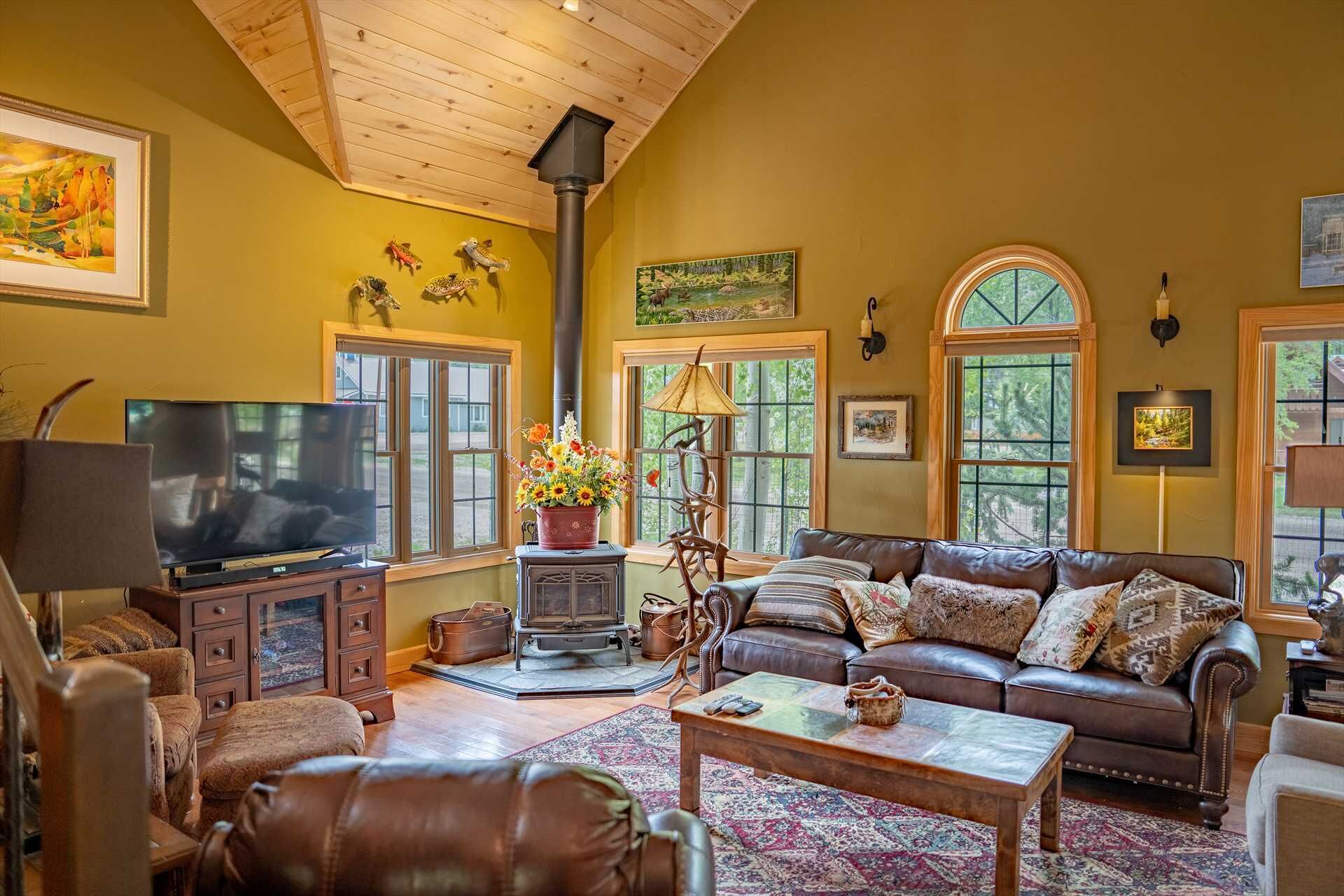 Mountain Memories - Riverfront Log Cabin, Immaculate, Beautifully Furnished, Blocks From Town! - Lake City, CO