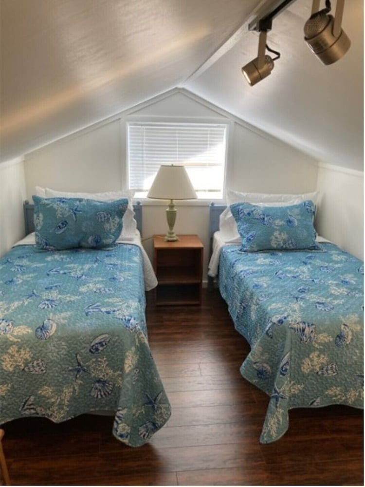Recently Reno'd Cottage With Private Fenced Yard, Near Beach, Trails & Village. - British Columbia