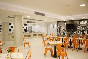Café da manhã com buffet todos os dias mediante uma taxa