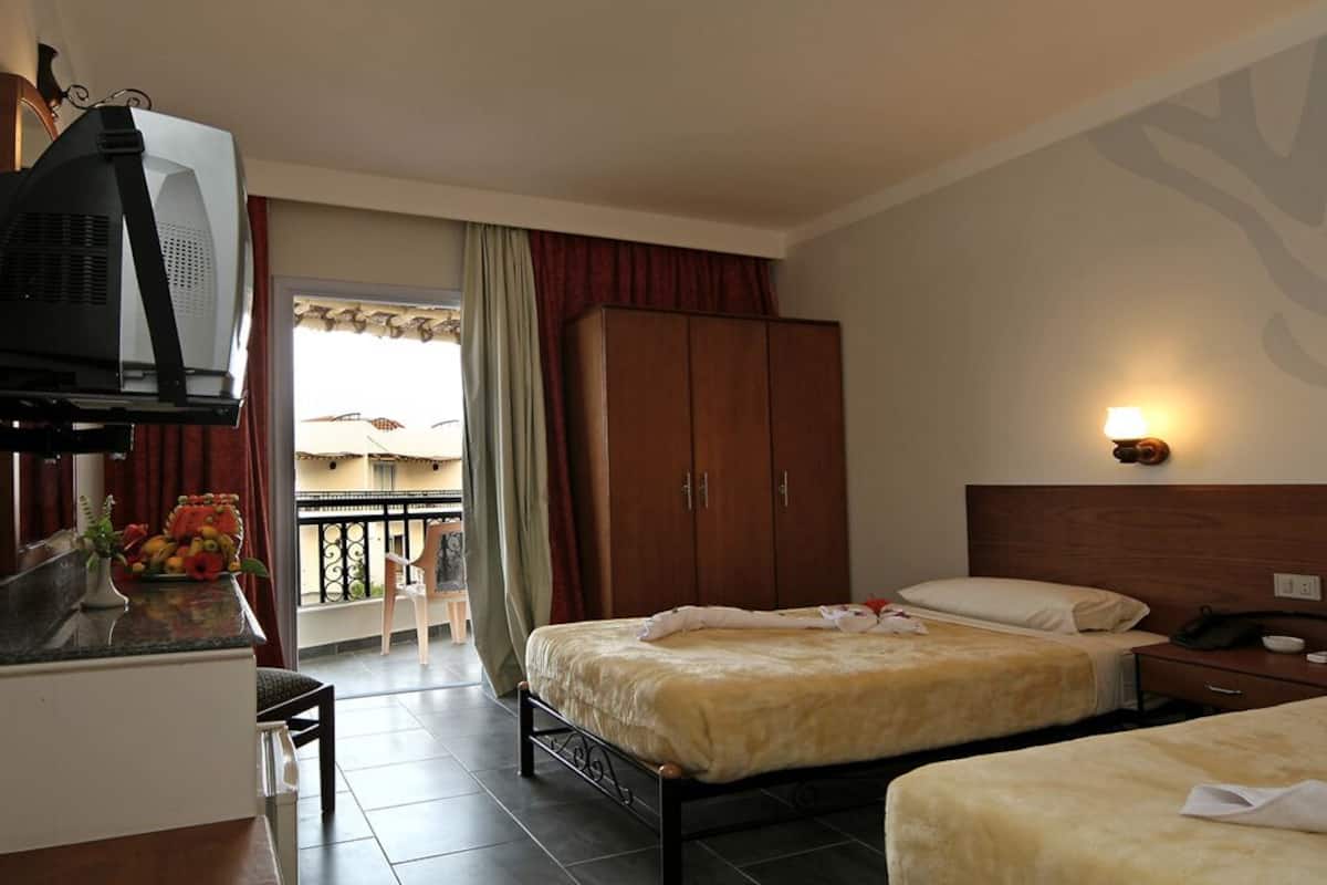 Quarto casal ou duplo econômico | Roupas de cama antialérgicas, frigobar (abastecido com itens grátis)