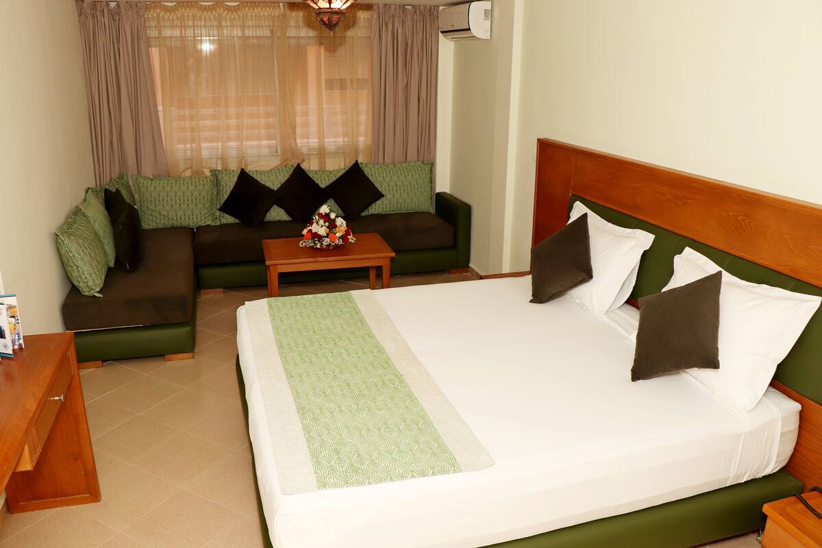 Roupa hipoalergénica, minibar, cofre no quarto, secretária 