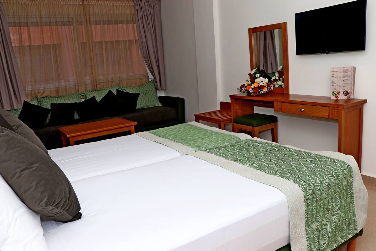 Roupa hipoalergénica, minibar, cofre no quarto, secretária 