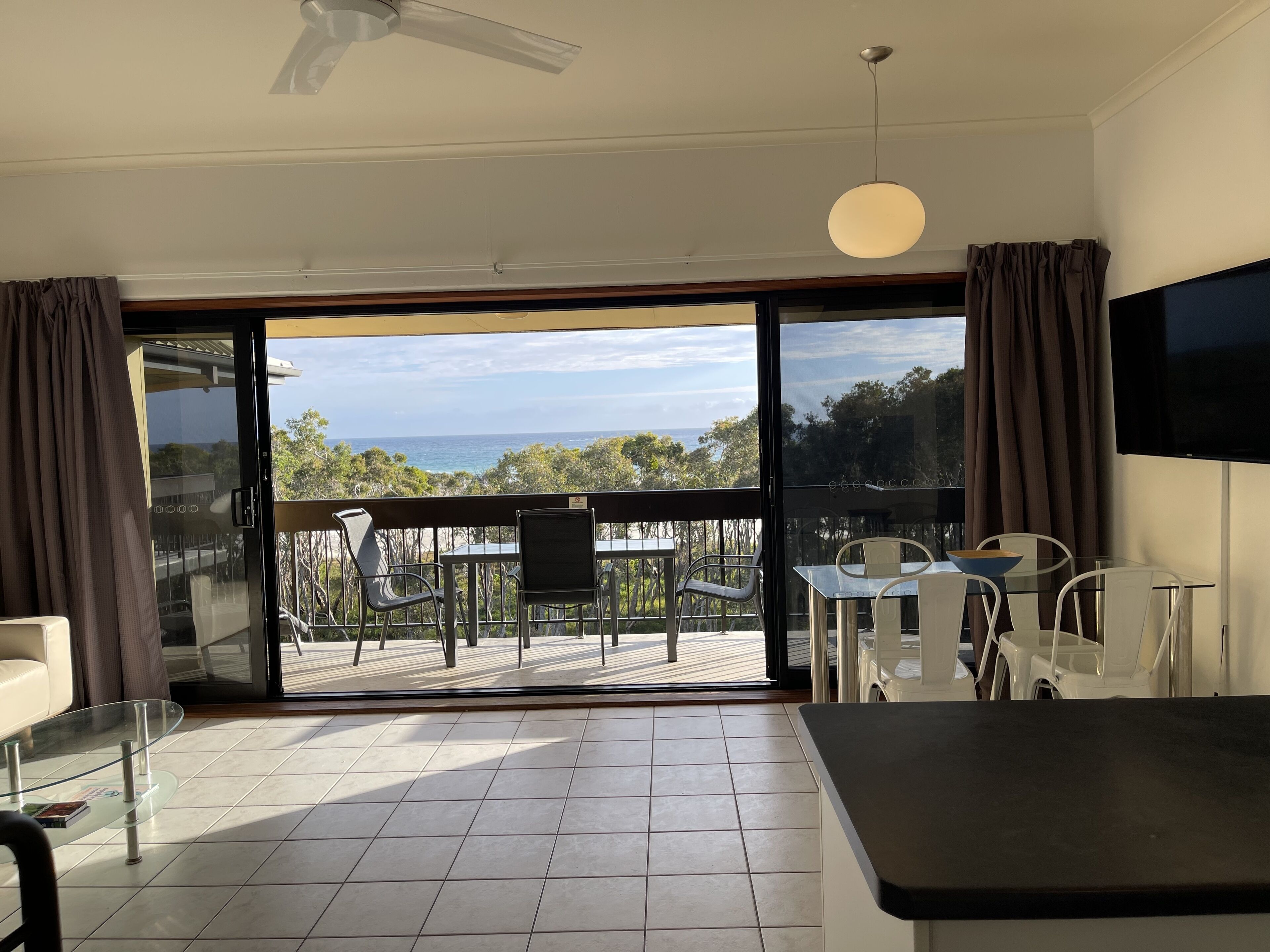 Our Barefoot Property Is Set To Delight You With Beautiful Views Of The Ocean. - Point Lookout