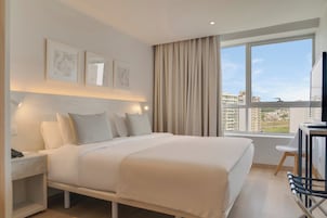Frigobar, espaço de trabalho para notebook, roupa de cama