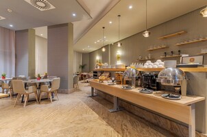 Pequeno-almoço tipo buffet diário mediante uma taxa 