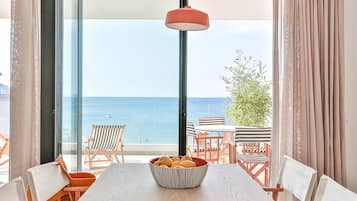 Penthouse Deluxe | Cozinha privada | Um frigorífico/congelador grande, um micro-ondas, um forno