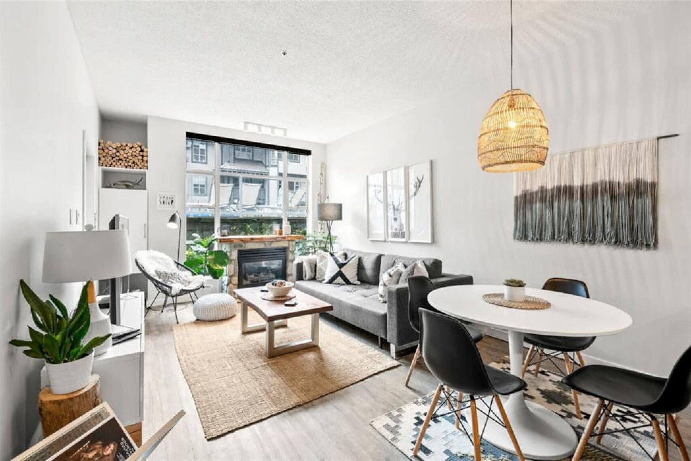 Upper Village Spacious 1brm: Sleeps 4,near Restaurants And Gondola! - British Columbia