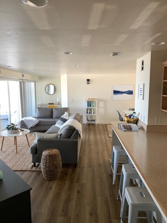 Lakefront Oasis - Lakefront W/ Views, Private Shared Dock, Wrap Around Deck - Polson, MT