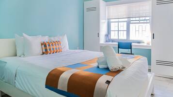 Quarto casal luxo, 1 cama Queen, para não fumantes, banheiro privativo | Roupas de cama antialérgicas, edredons de pluma, cofres nos quartos