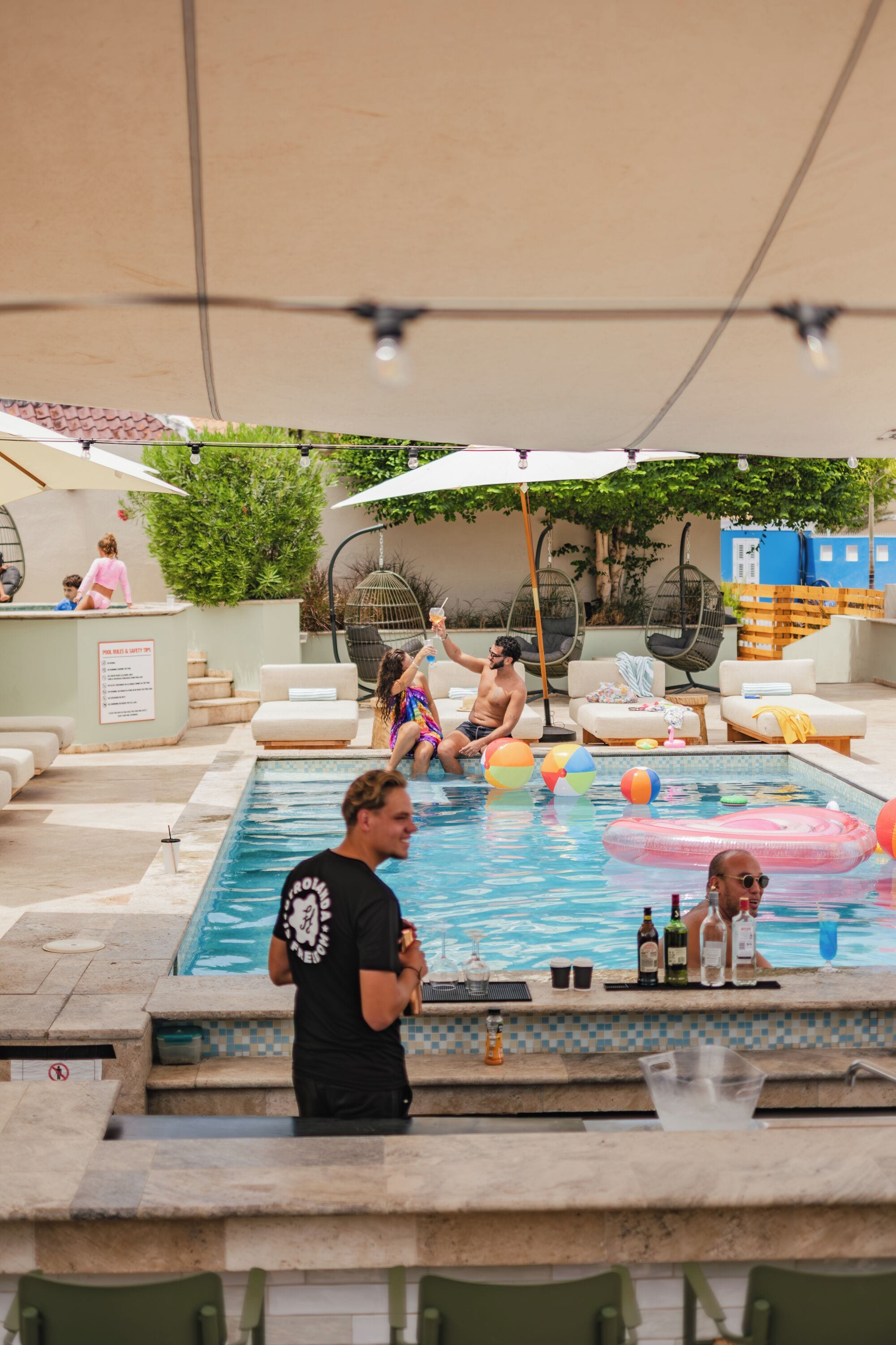 Piscina externa, guarda-sóis, espreguiçadeiras