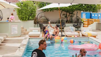 Piscina externa, guarda-sóis, espreguiçadeiras