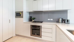 Apartamento Cidade, 3 quartos, cozinha, Vista para a cidade | Cozinha privada | Um frigorífico/congelador grande, um micro-ondas, um forno 
