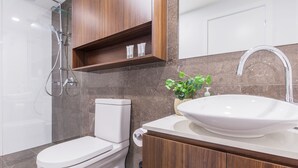 Apartamento Cidade, 3 quartos, cozinha, Vista para a cidade | Casa de banho | Um polibã, um secador de cabelo, toalhas fornecidas 