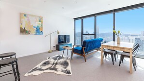 Apartamento Cidade, 3 quartos, cozinha, Vista para a cidade | Sala de estar | TV de ecrã plano 