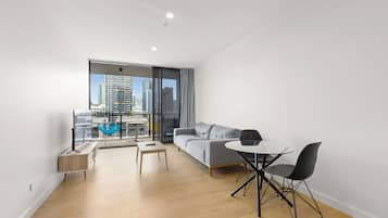 Apartamento, 2 quartos | Sala de estar | TV de ecrã plano