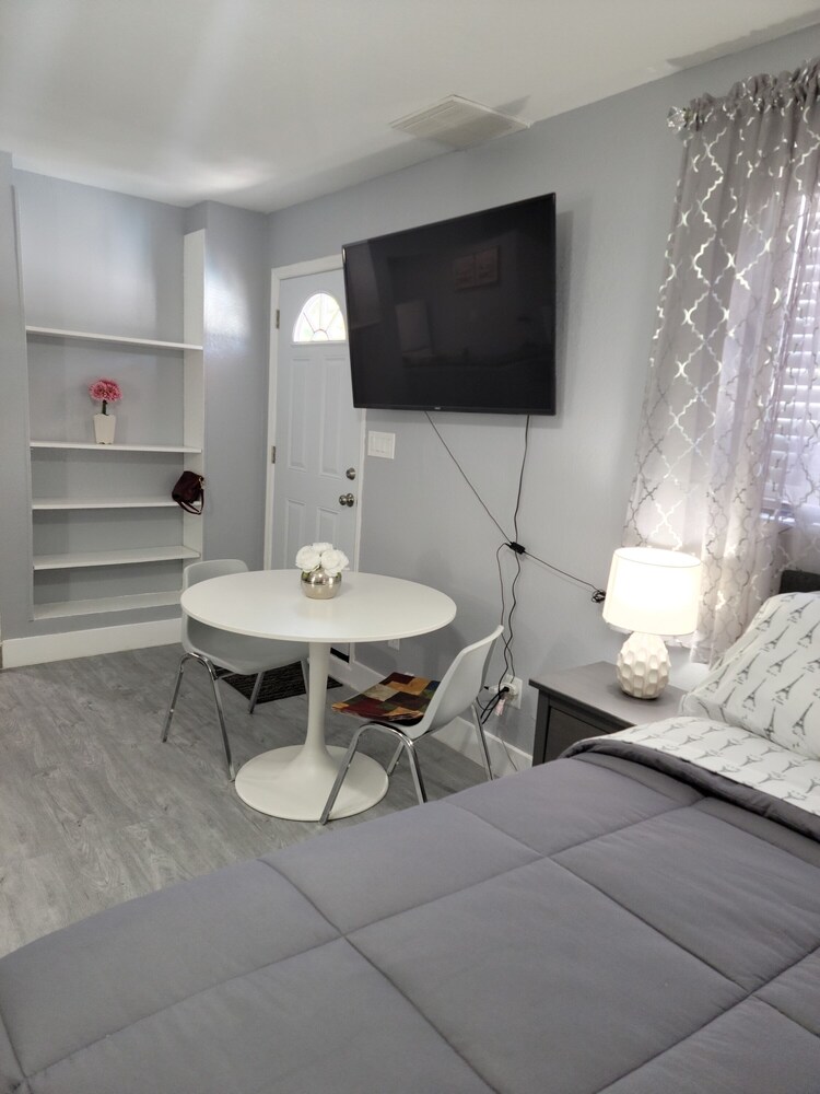 Cozy Private Room Close To Everything - Tampa Airport (TPA)