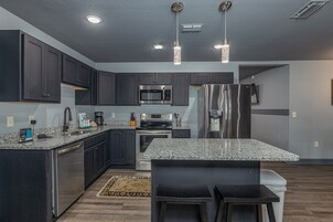 Cabana, 1 cama King e sofá-cama, banheira de imersão | Cozinha privada | Geladeira, micro-ondas, fogão, cooktop