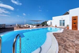 Piscina exterior, espreguiçadeiras