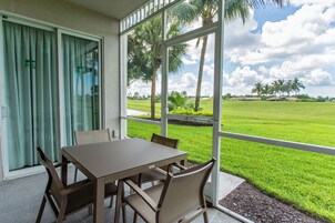 Apartamento (3 Bedrooms) | Vista para o campo de golfe