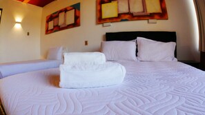 Quarto Twin Básico | Cofre no quarto, Wi-fi grátis, roupa de cama fornecida 