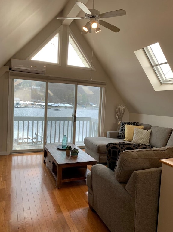 Lakefront Level Lot Home With A Private Deck/dock W/ 2 Kayaks & Paddle Boards - Lake Hopatcong, NJ