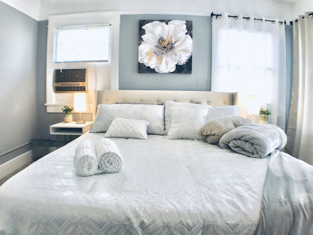 Cal King Bed/sleeps 4/furnished Private Apt/in-unit Washer Dryer/smart 55" Hdtv - Bakersfield, CA